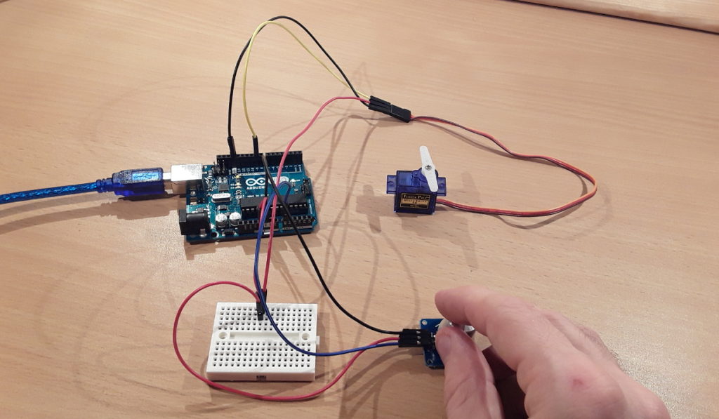 Tutorial: How to control a servo motor (SG90) with the Arduino Uno ...