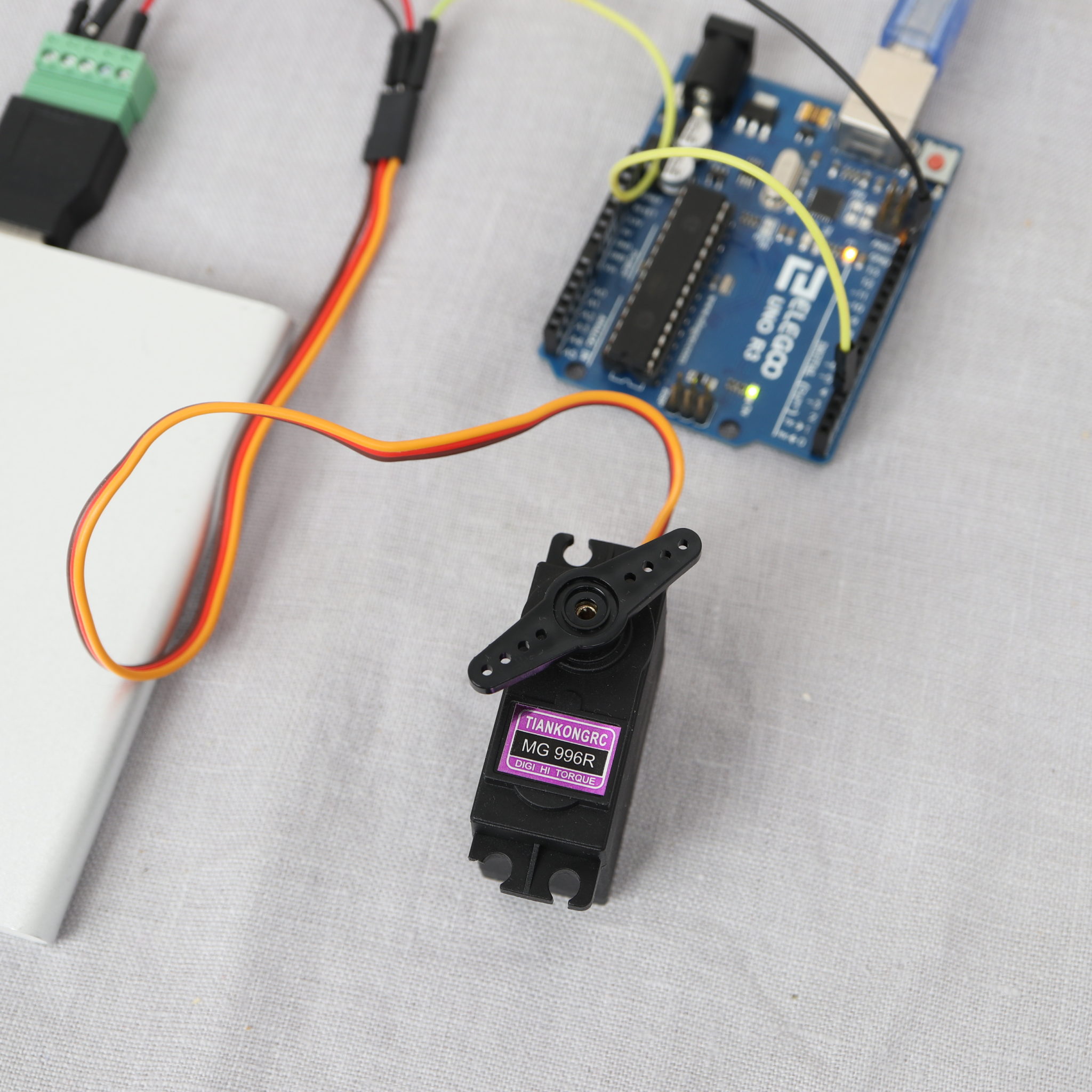 Arduino Tutorial: MG 996R Servo Motor - Michael Schoeffler